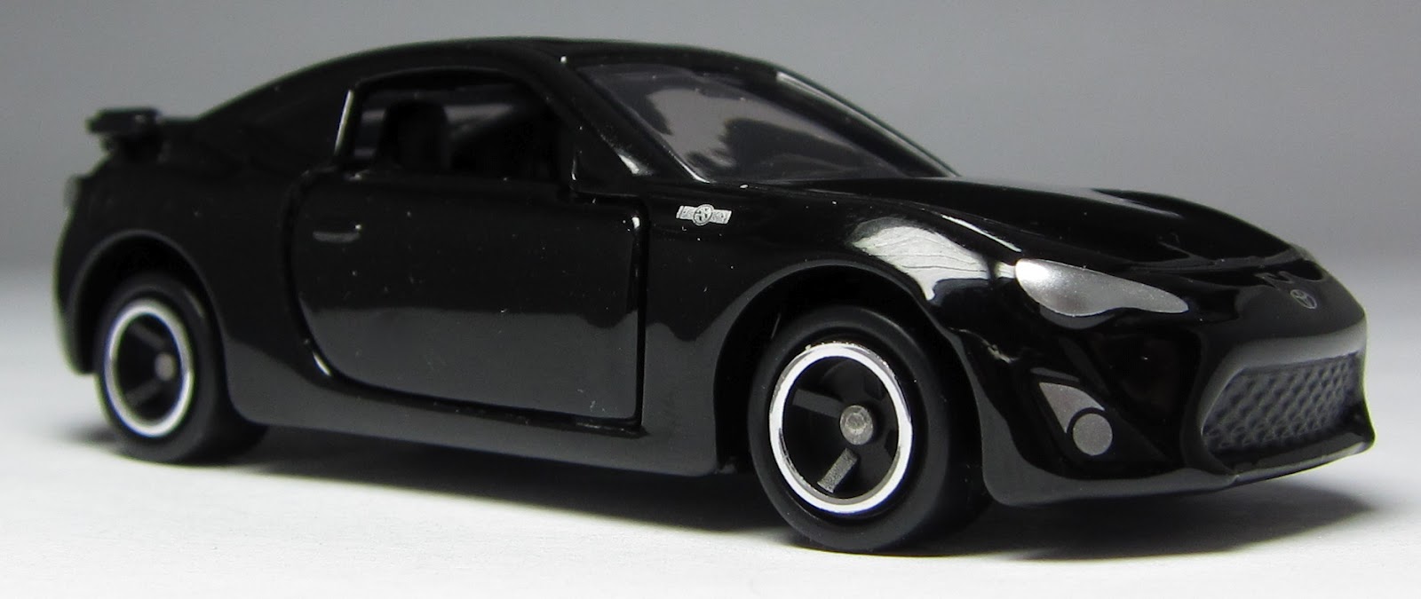 First Look: Tomica Dealer Exclusive Toyota 86 in black… – LamleyGroup
