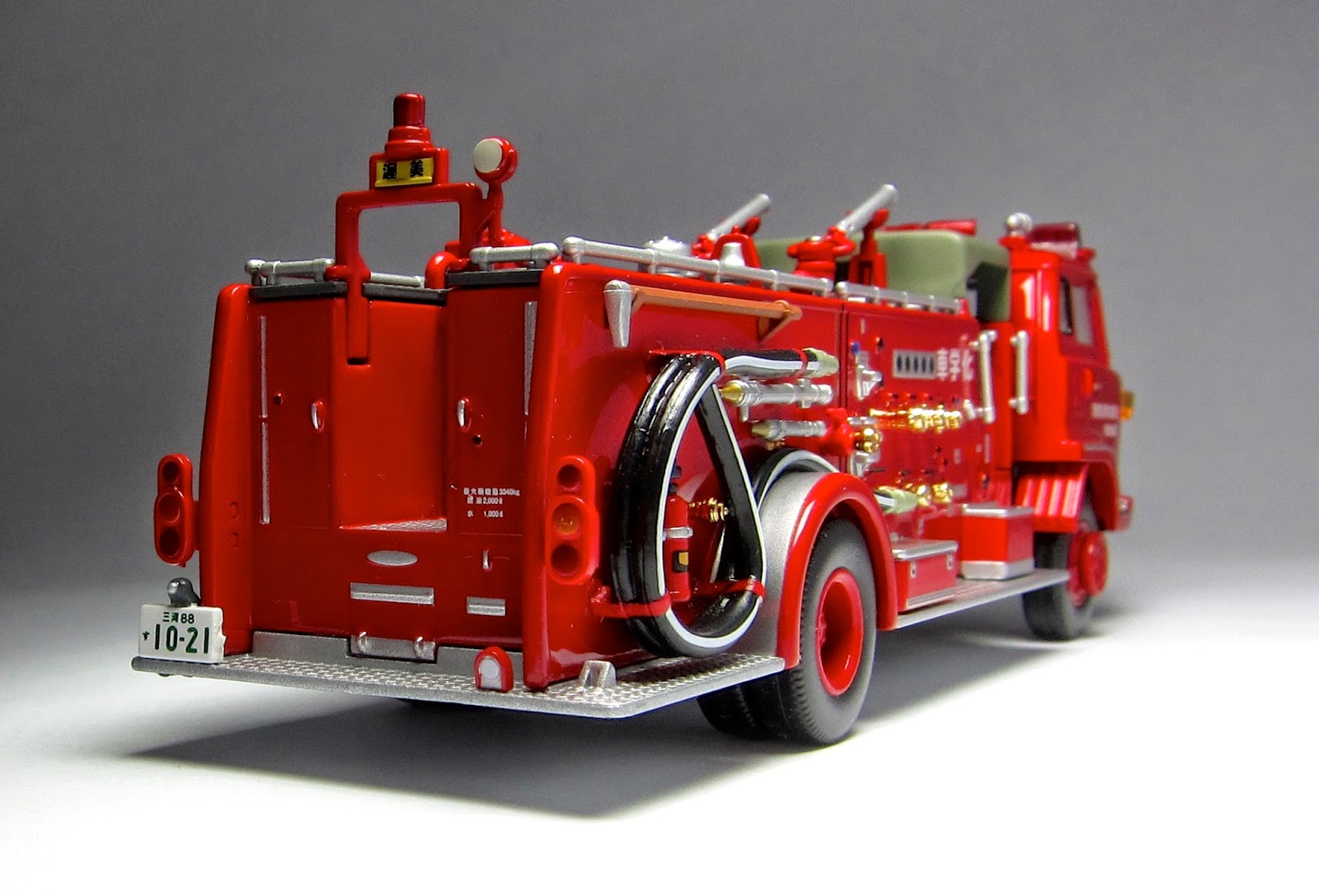 The insane detail of the Tomica Limited Vintage Hino Ladder Fire Engine ...